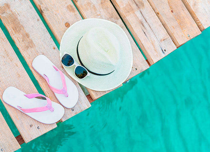 Cómo combinar tus chanclas de playa para salir con los amigos